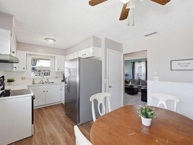 house with 3 bedroom, Chicopee MA ES104852790