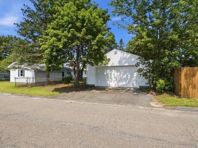house with 3 bedroom, Chicopee MA ES105141444
