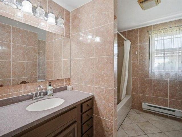 house with 3 bedroom, Chicopee MA ES105207031