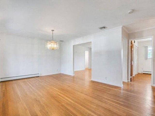 house with 3 bedroom, Commack NY ES103626351