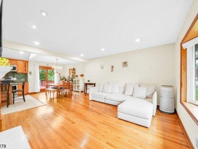 house with 3 bedroom, Clark NJ ES104811498