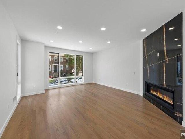 house with 3 bedroom, Cliffside Park NJ ES104650494