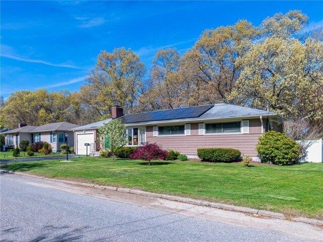 house with 3 bedroom, Cranston RI ES102823258
