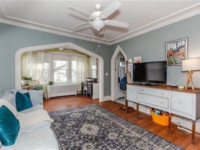 house with 3 bedroom, Cranston RI ES102824818