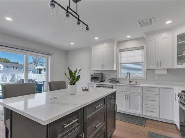 house with 3 bedroom, Cranston RI ES103072867