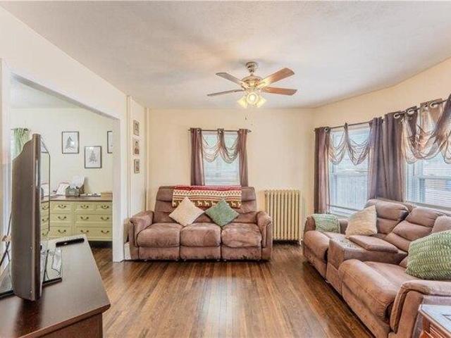 house with 3 bedroom, Cranston RI ES103885827