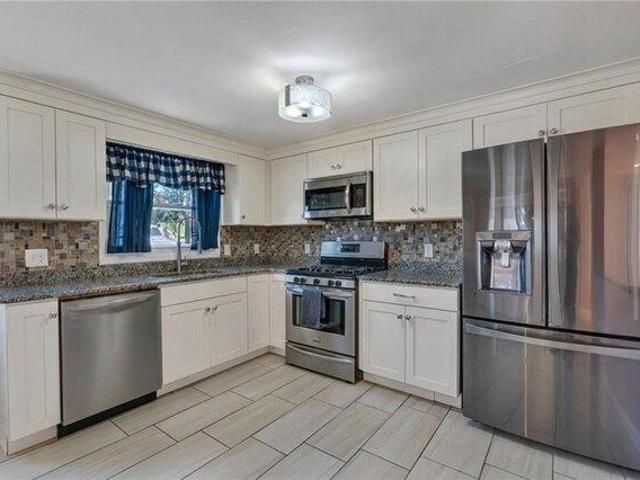 house with 3 bedroom, Cranston RI ES104299997