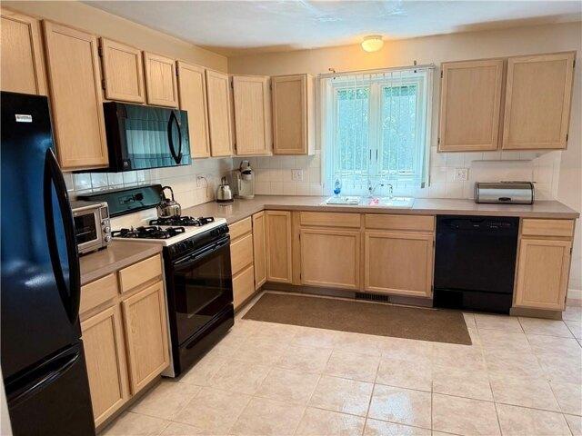 house with 3 bedroom, Cranston RI ES104330696