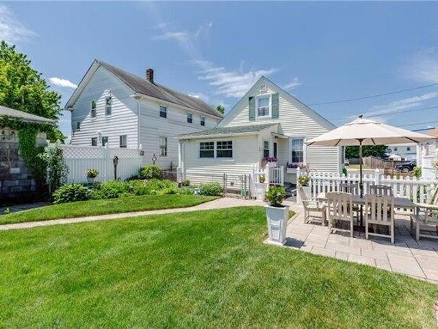 house with 3 bedroom, Cranston RI ES104835663