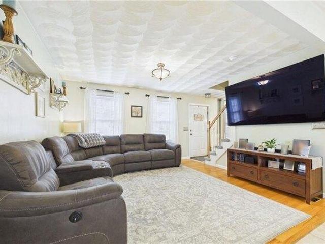 house with 3 bedroom, Cranston RI ES105142195
