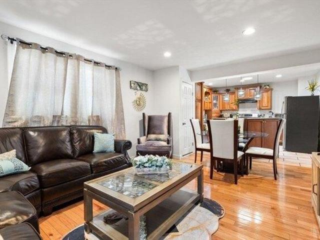 house with 3 bedroom, Cumberland RI DLS102063458