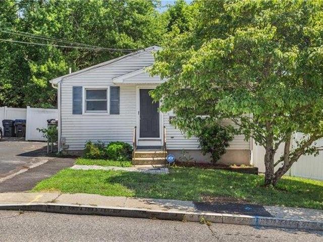 house with 3 bedroom, Cumberland RI DS104079220