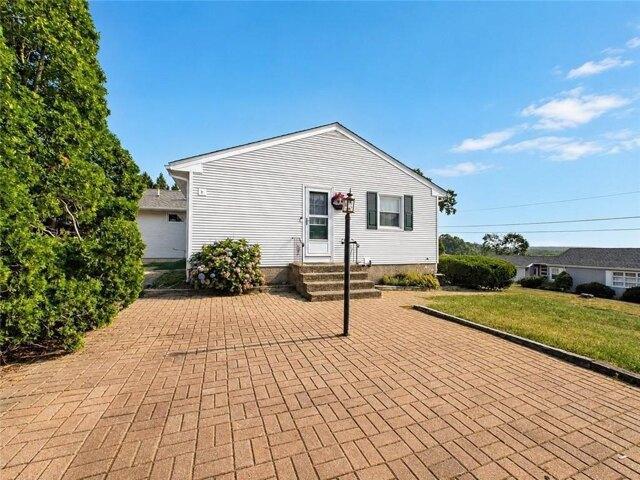 house with 3 bedroom, Cumberland RI ES104408034