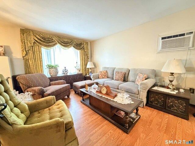 house with 3 bedroom, Danbury CT DLS102028366