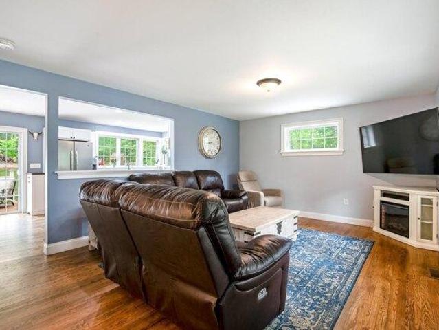 house with 3 bedroom, Deerfield NH ES105126461