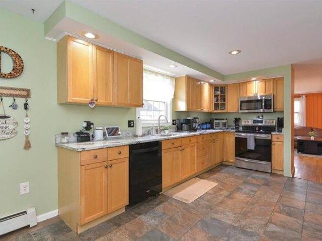 house with 3 bedroom, Derry NH DS102119428