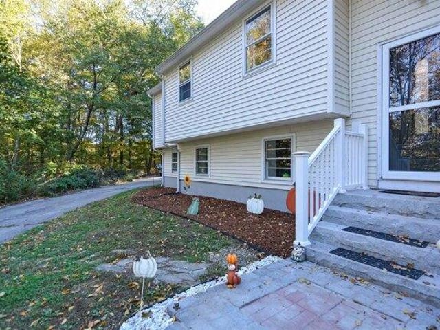 house with 3 bedroom, Derry NH ES103020137