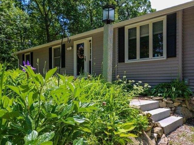 house with 3 bedroom, Douglas MA ES104010314