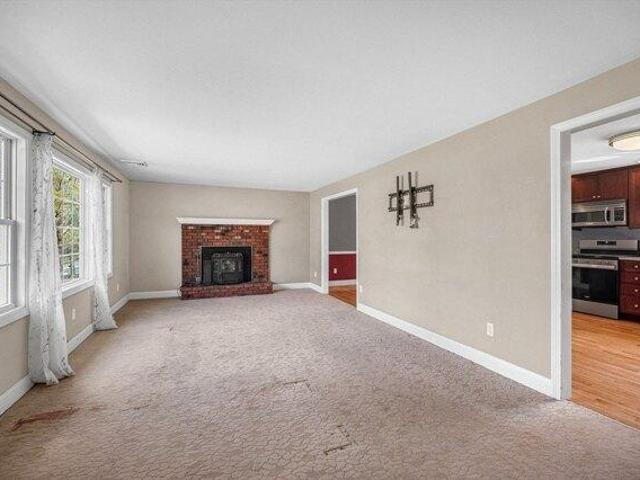house with 3 bedroom, Dracut MA DLS102776255