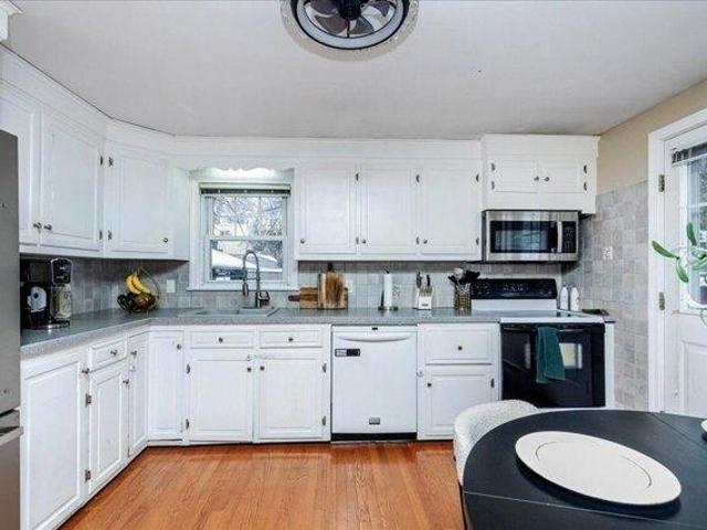 house with 3 bedroom, Dracut MA DS102777219