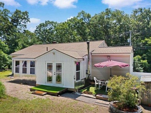 house with 3 bedroom, Dracut MA ES104608686