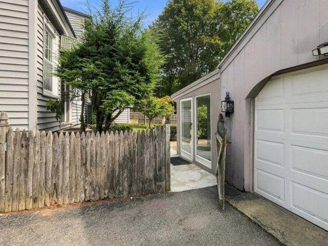 house with 3 bedroom, Dracut MA ES105692819