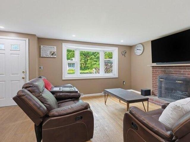 house with 3 bedroom, Dracut MA ES105694461
