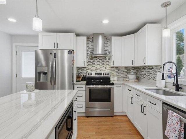 house with 3 bedroom, Dracut MA ES105040768