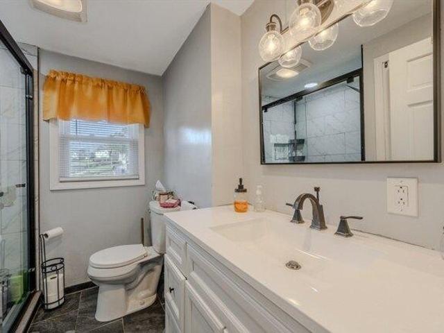 house with 3 bedroom, Dracut MA ES105080544