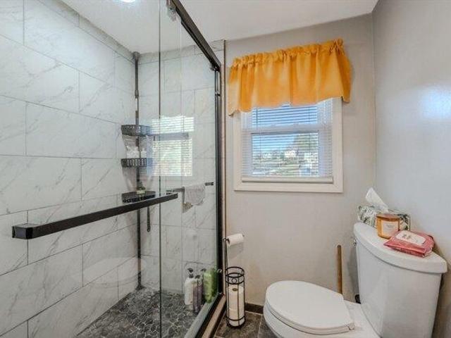 house with 3 bedroom, Dracut MA ES105141024