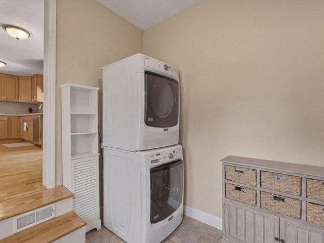 house with 3 bedroom, Dracut MA ES105160582