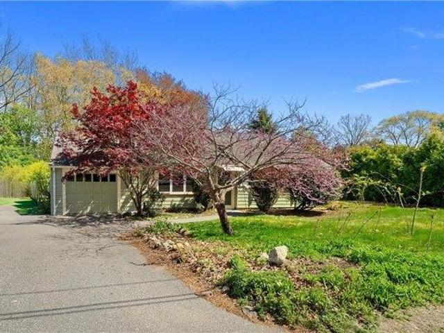 house with 3 bedroom, East Greenwich RI ES103125140