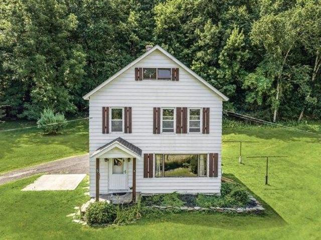 house with 3 bedroom, Easthampton MA ES104904408