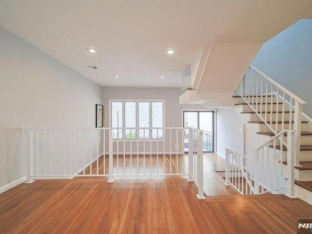 house with 3 bedroom, Edgewater NJ DLS102779548