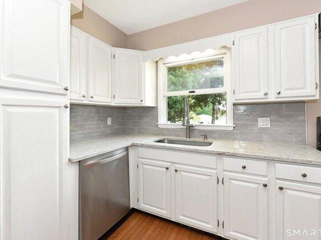 house with 3 bedroom, Fairfield CT ES105125175