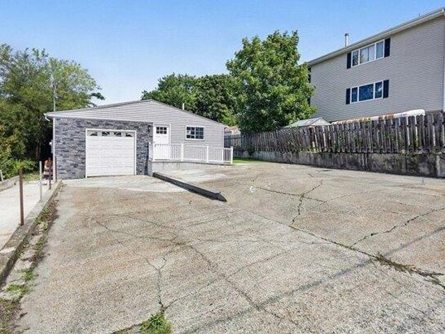 house with 3 bedroom, Fall River MA ES105108619