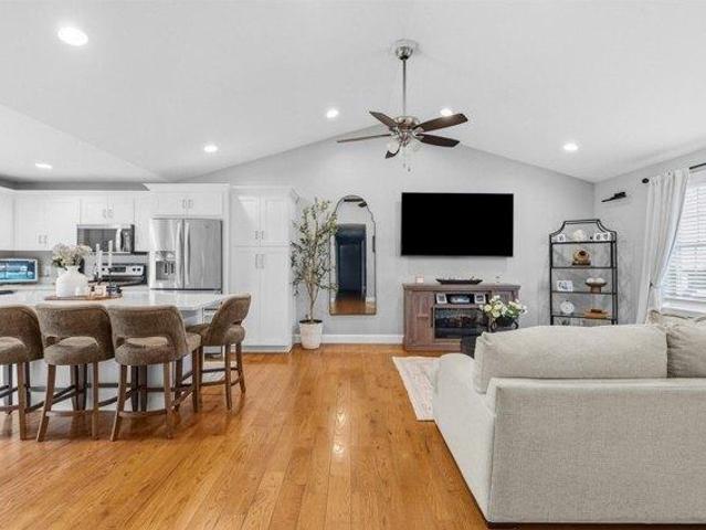 house with 3 bedroom, Fall River MA ES103850150