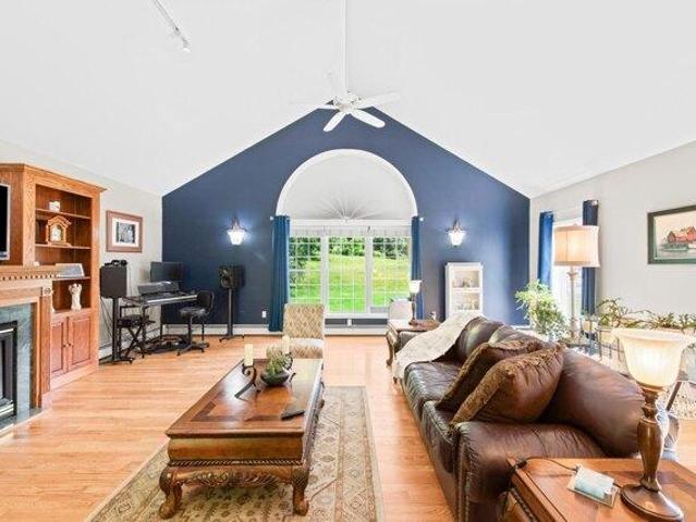 house with 3 bedroom, Goffstown NH ES104851472