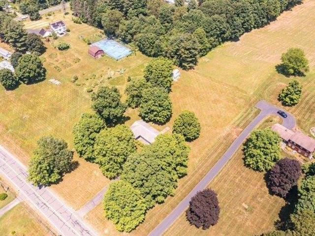 house with 3 bedroom, Granby MA DS88247152