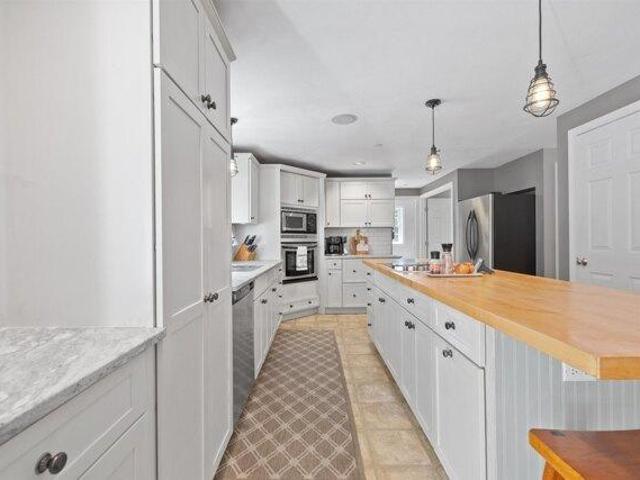 house with 3 bedroom, Hooksett NH ES105192188