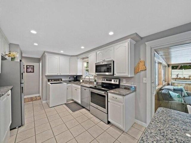 house with 3 bedroom, Holbrook MA ES105207597