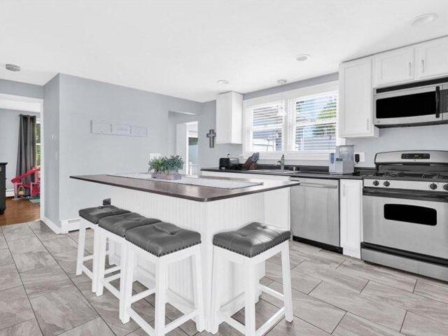 house with 3 bedroom, Johnston RI ES105113627