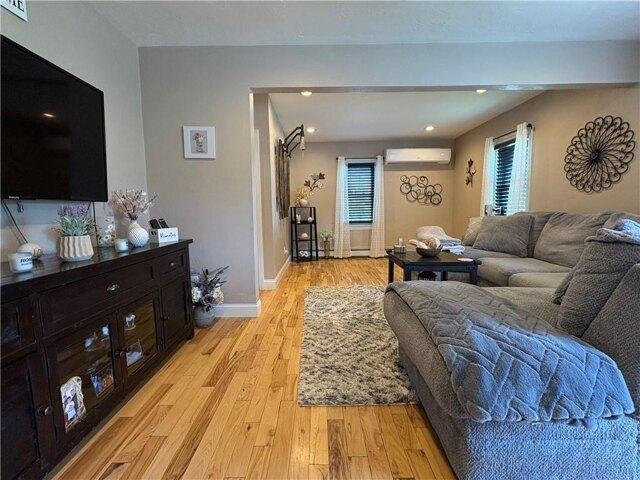 house with 3 bedroom, Johnston RI ES105230156
