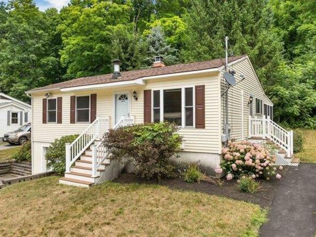house with 3 bedroom, Laconia NH ES104848663