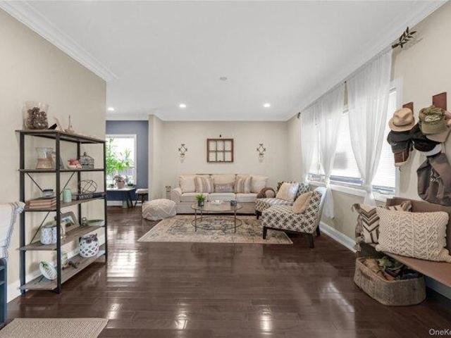 house with 3 bedroom, Lindenhurst NY ES104902647
