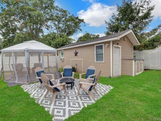 house with 3 bedroom, Lindenhurst NY ES104902624
