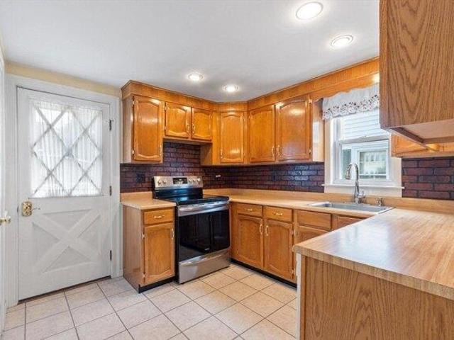 house with 3 bedroom, Lowell MA DLS102960147