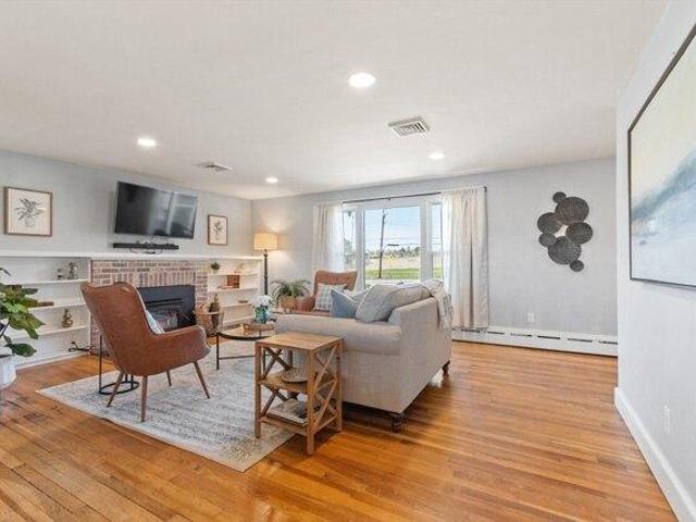 house with 3 bedroom, Lunenburg MA ES103101504
