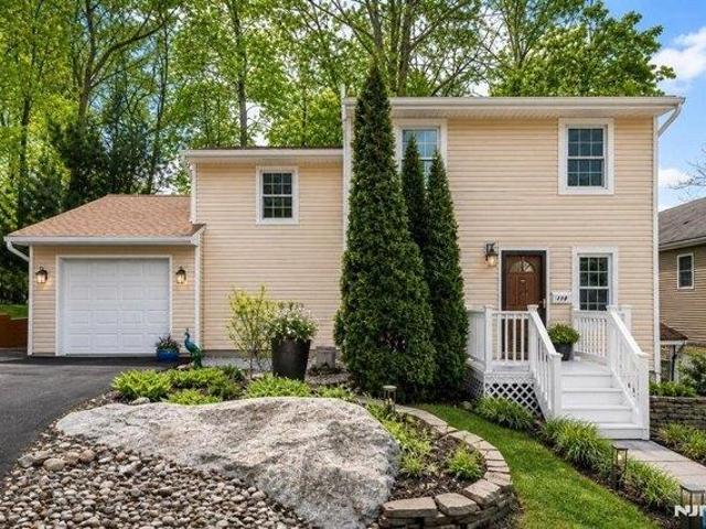 house with 3 bedroom, Mahwah NJ DLS102778088