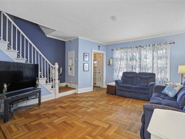 house with 3 bedroom, Maspeth NY ES103602369